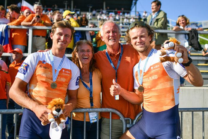 Rik en Ralf Rienks gaan na lange omweg alsnog hun ouders achterna als ...