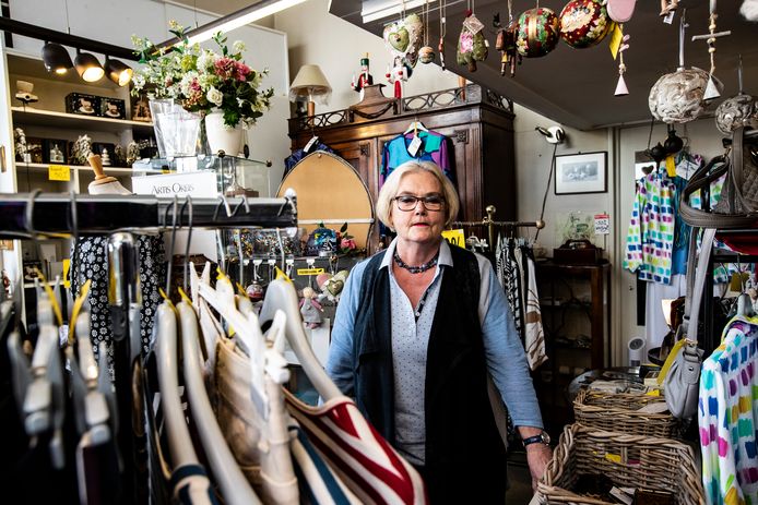 Moederkloek Iris zag aan de ‘Lange B’ talloze zaken sluiten en stopt na ...