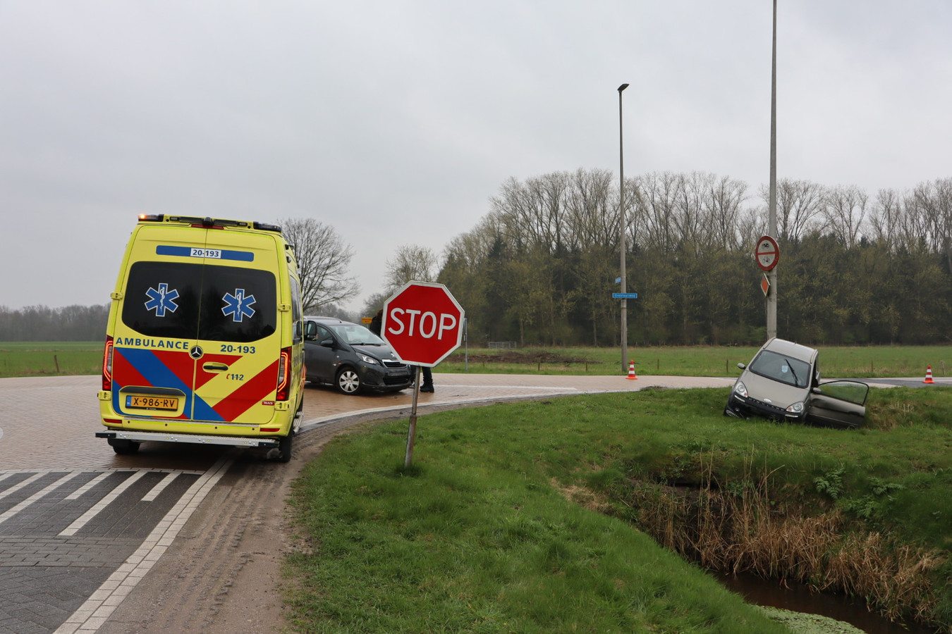 Brommobiel in de sloot bij botsing in Drunen, één gewonde naar ...