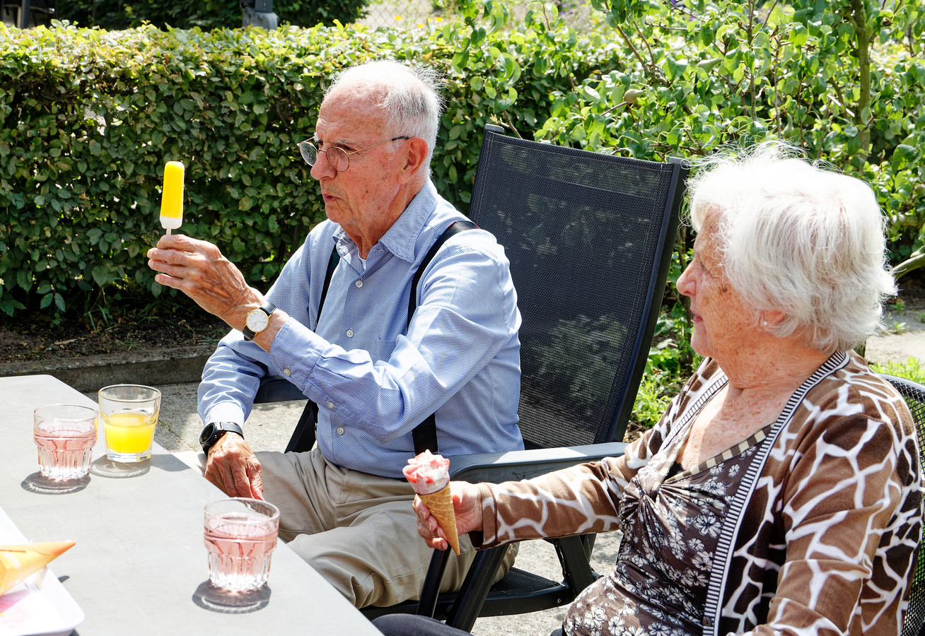 Alles uit de kast op tropische zaterdag om ouderen in Den Dungen koel ...