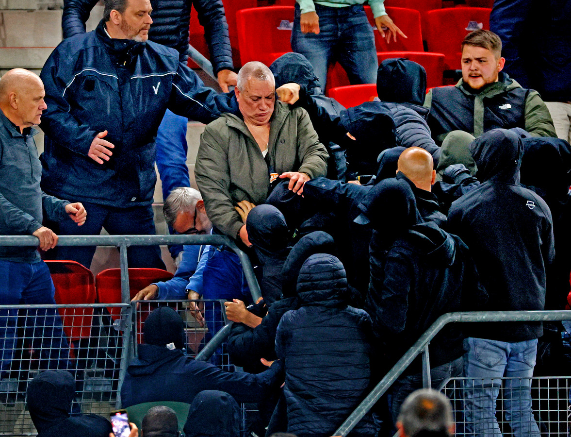 26 AZ-fans melden zich bij politie na rellen tegen West Ham; 10 die nog gezocht worden vanavond ...