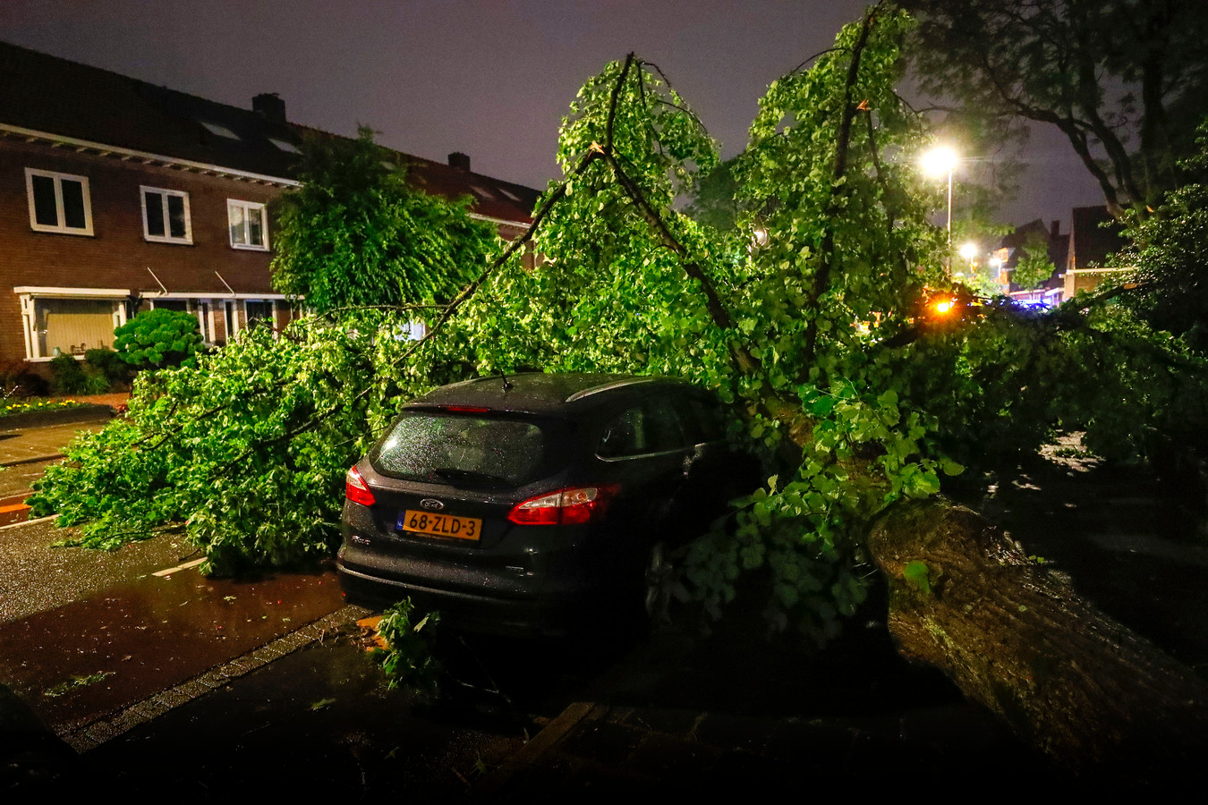 Tornado, boom op auto jong gezin en afgerukte daken: zware storm hield ...