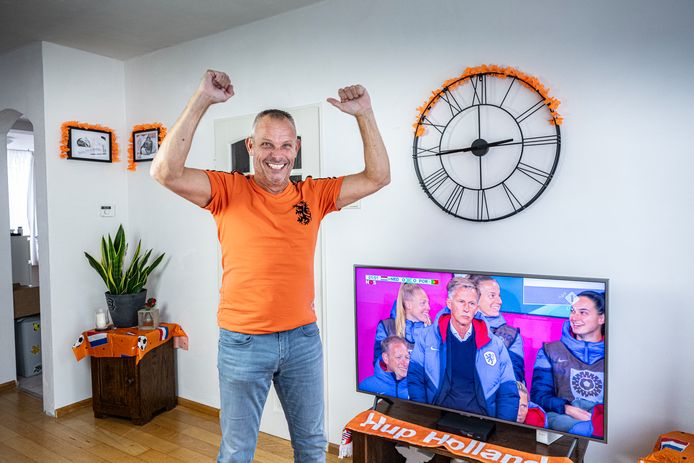 Meindert staat midden in nacht op om zijn dochter te zien voetballen ...
