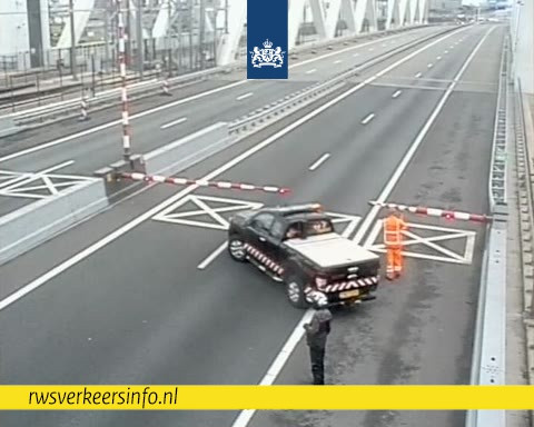 Vlak voordat brug opent, toch doorrijden? Brugwachters schrikken zich ...