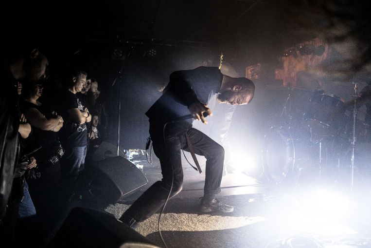 Colin H. Van Eeckhout, voorman van Amenra, schreeuwt in zijn moerstaal ...