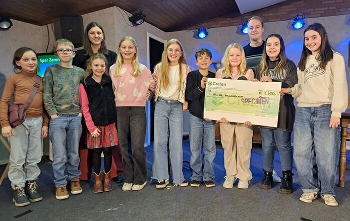 De Zammelse toneelvrienden schenken cheque aan plaatselijke basisschool ...