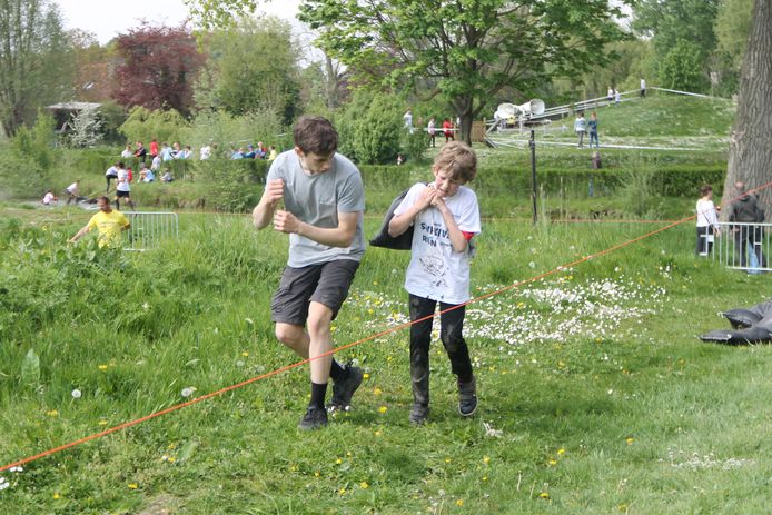 Eerste Survival Run laat jongeren rennen, springen, vliegen, duiken ...