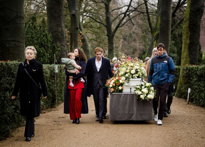 Familie En Vrienden Nemen Afscheid Van Actrice Linda Van Dyck Show Adnl