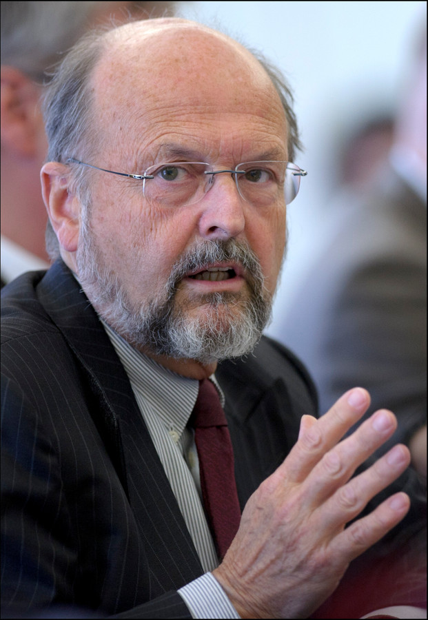 Onderhandelaars discussiëren over rol Luc Coene | Foto | hln.be