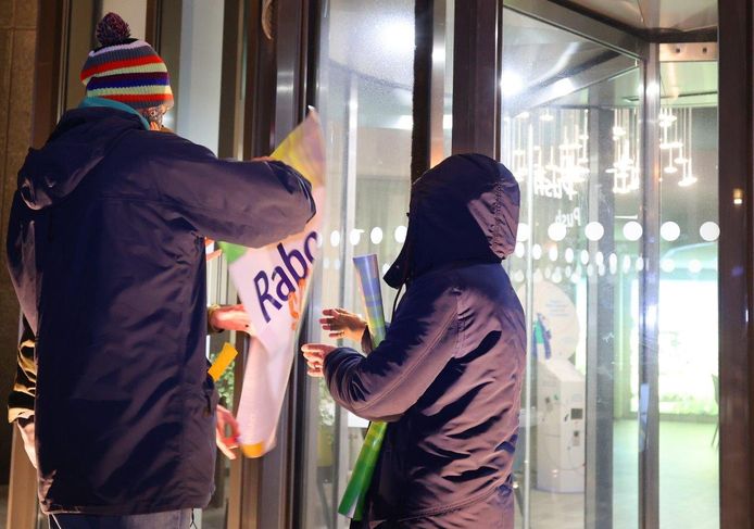 Greenpeace-activisten beplakken Rabobank-filiaal Den Bosch met posters ...