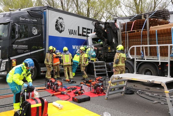 E17 richting Antwerpen vrijgemaakt na ongeval met drie vrachtwagens in Haasdonk | Beveren | hln.be