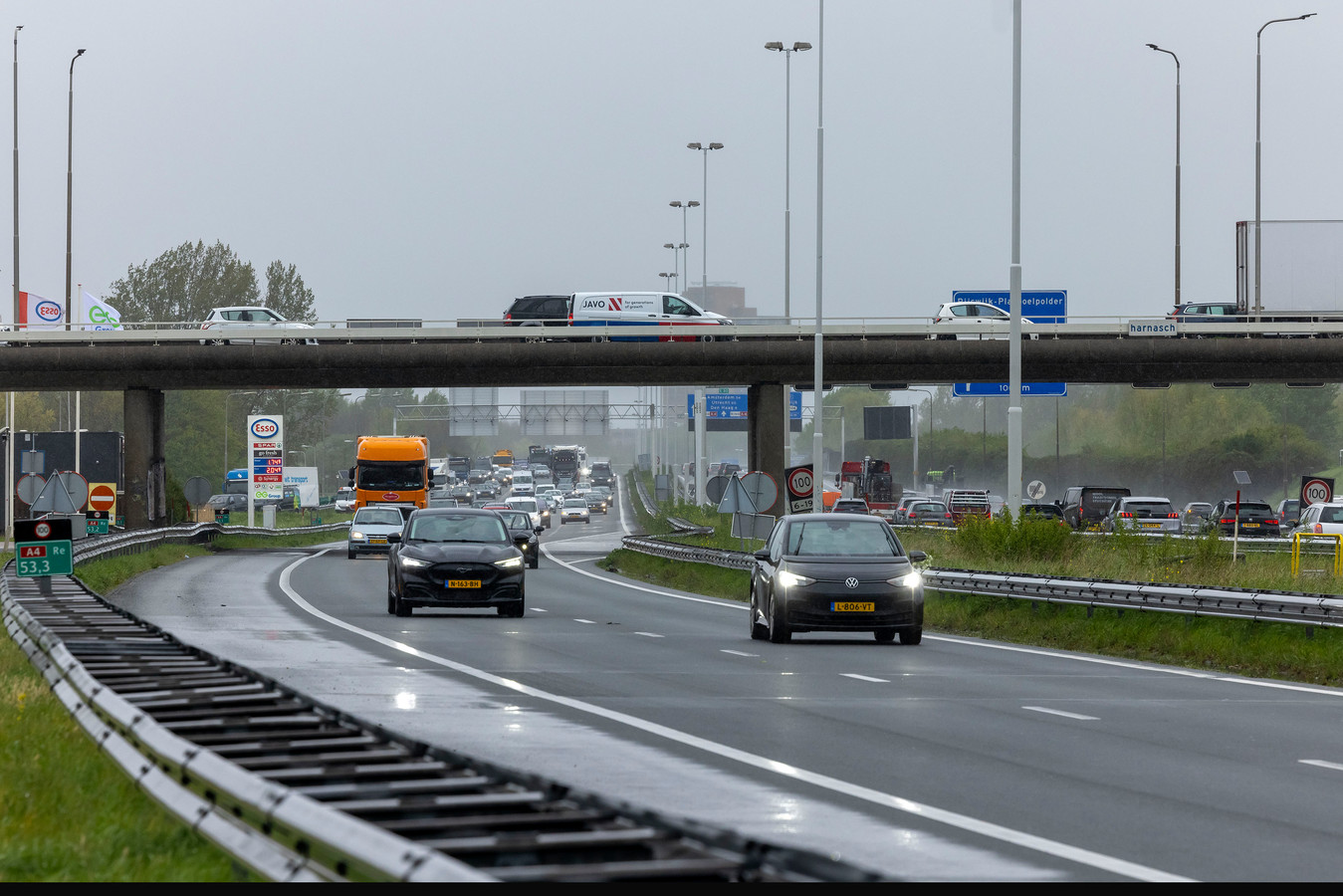 Rijkswaterstaat wil ‘beruchte’ afslag 12 aanpakken op A4: ‘We kijken ...