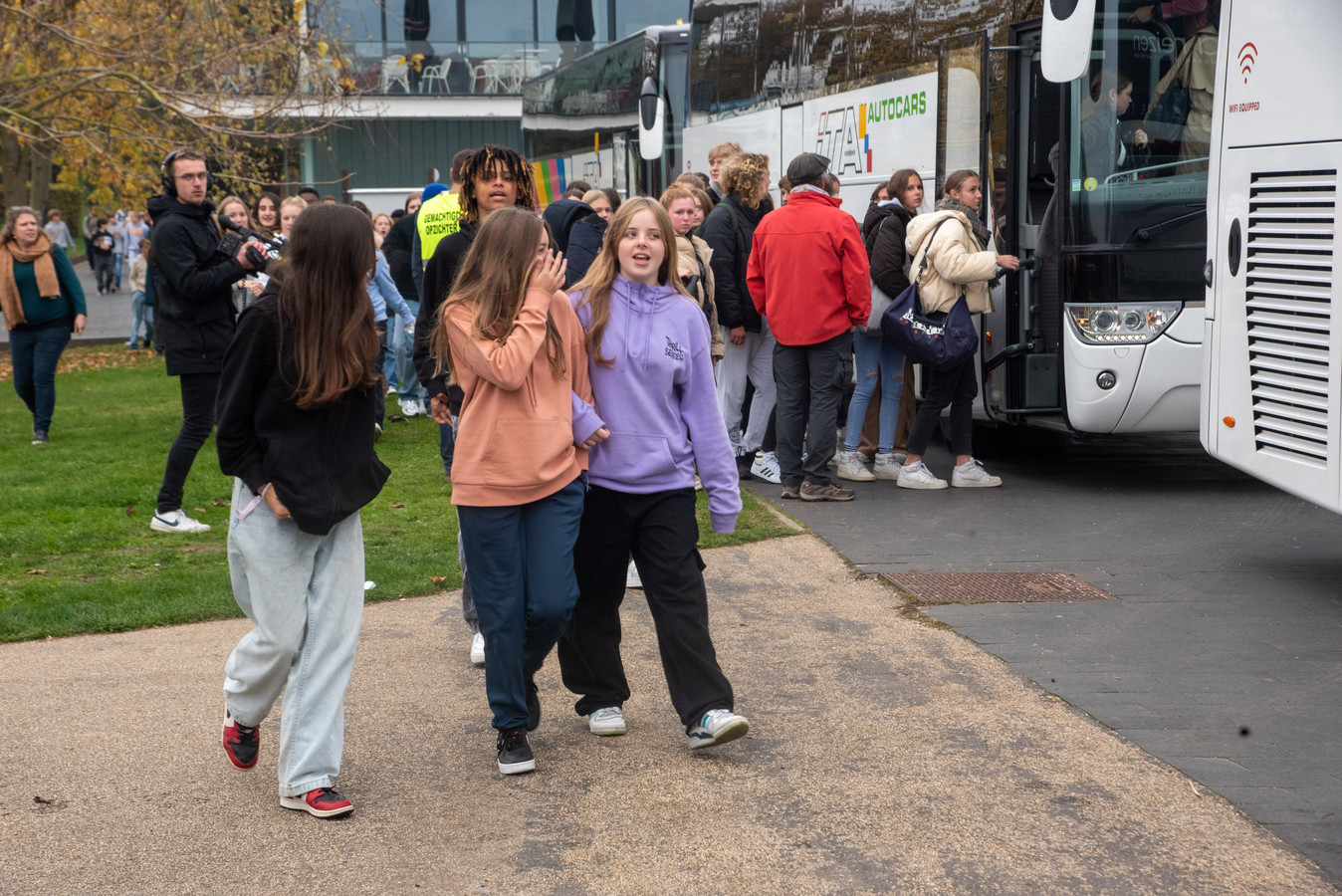 Secundaire school ontruimd na bommelding, afzender van bericht ontkent ...