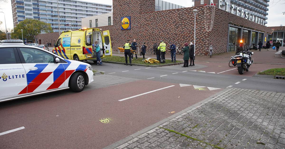 Fietser mee naar ziekenhuis na aanrijding door auto op druk kruispunt in Deventer | Deventer ...