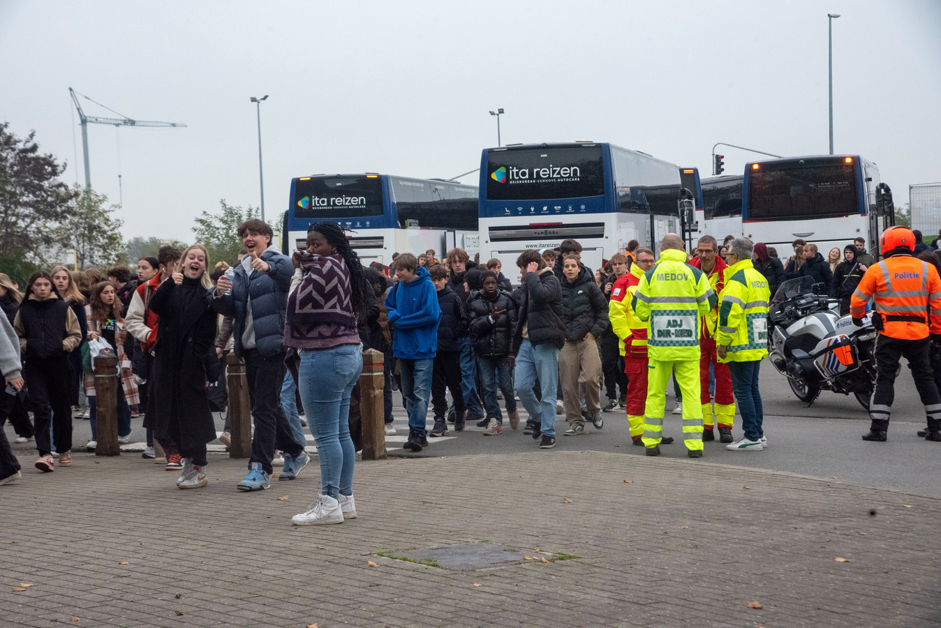 Secundaire school ontruimd na bommelding, afzender van bericht ontkent ...