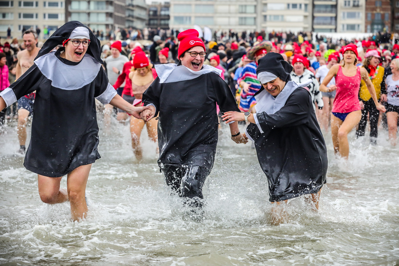 IN BEELD. 400 mensen duiken Noordzee in tijdens Knuffelduik | Foto | hln.be