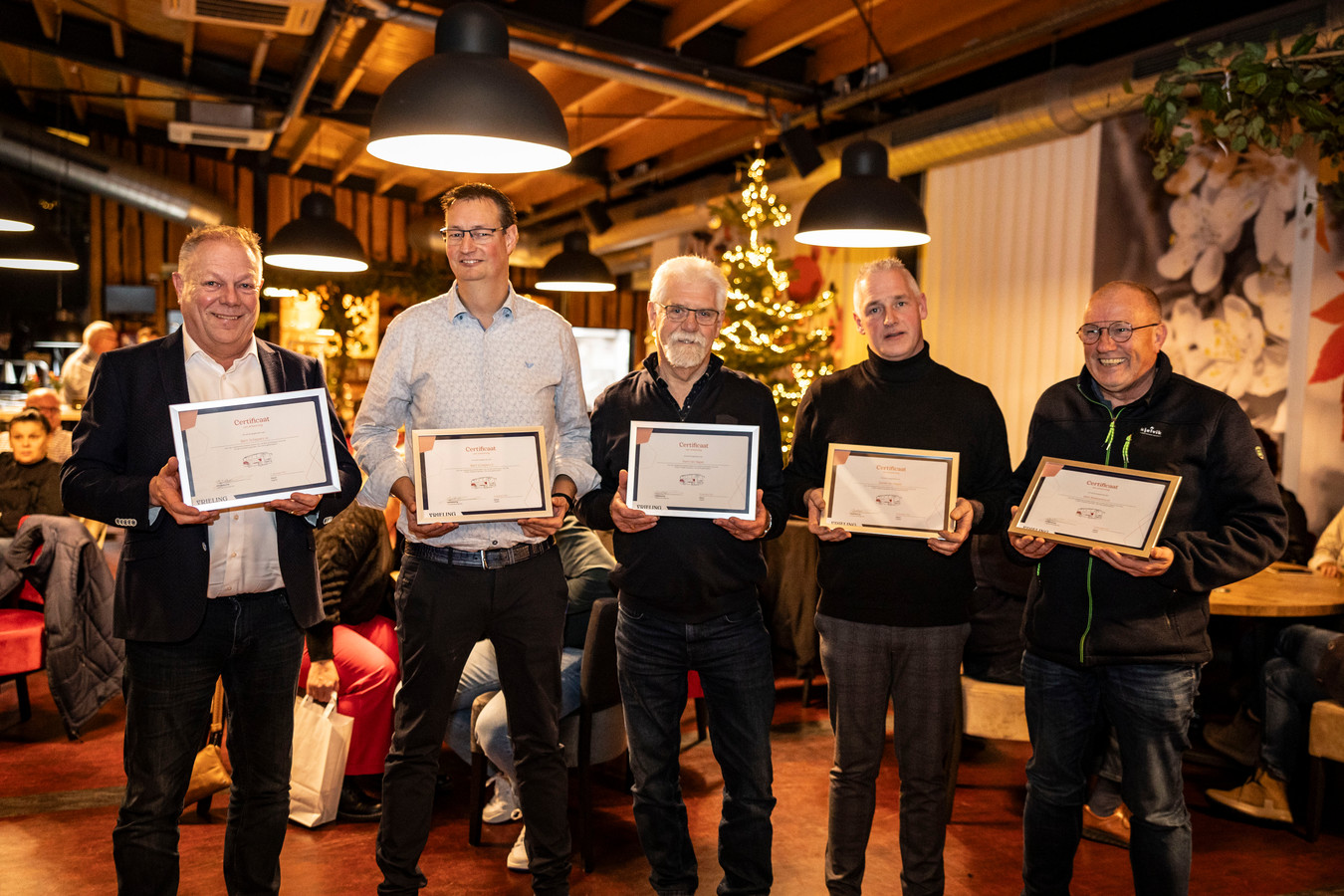 De wereld op z’n kop: een verzekeraar die een klant attendeert op 150 ...