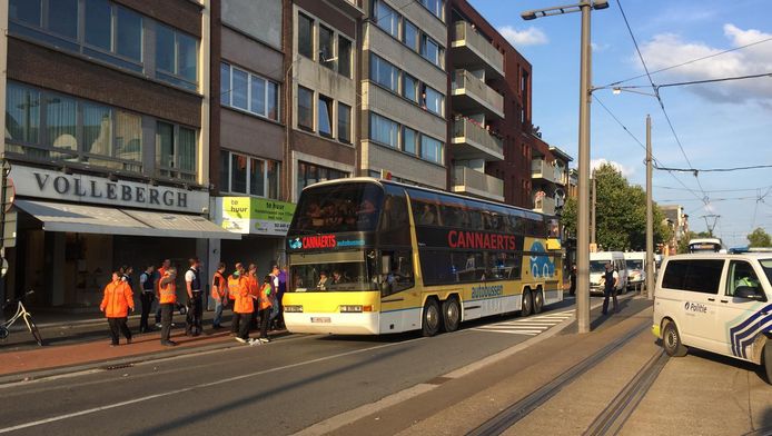 VIDEO'S: Hooligans Antwerp vallen bussen met Beerschotfans aan in ...