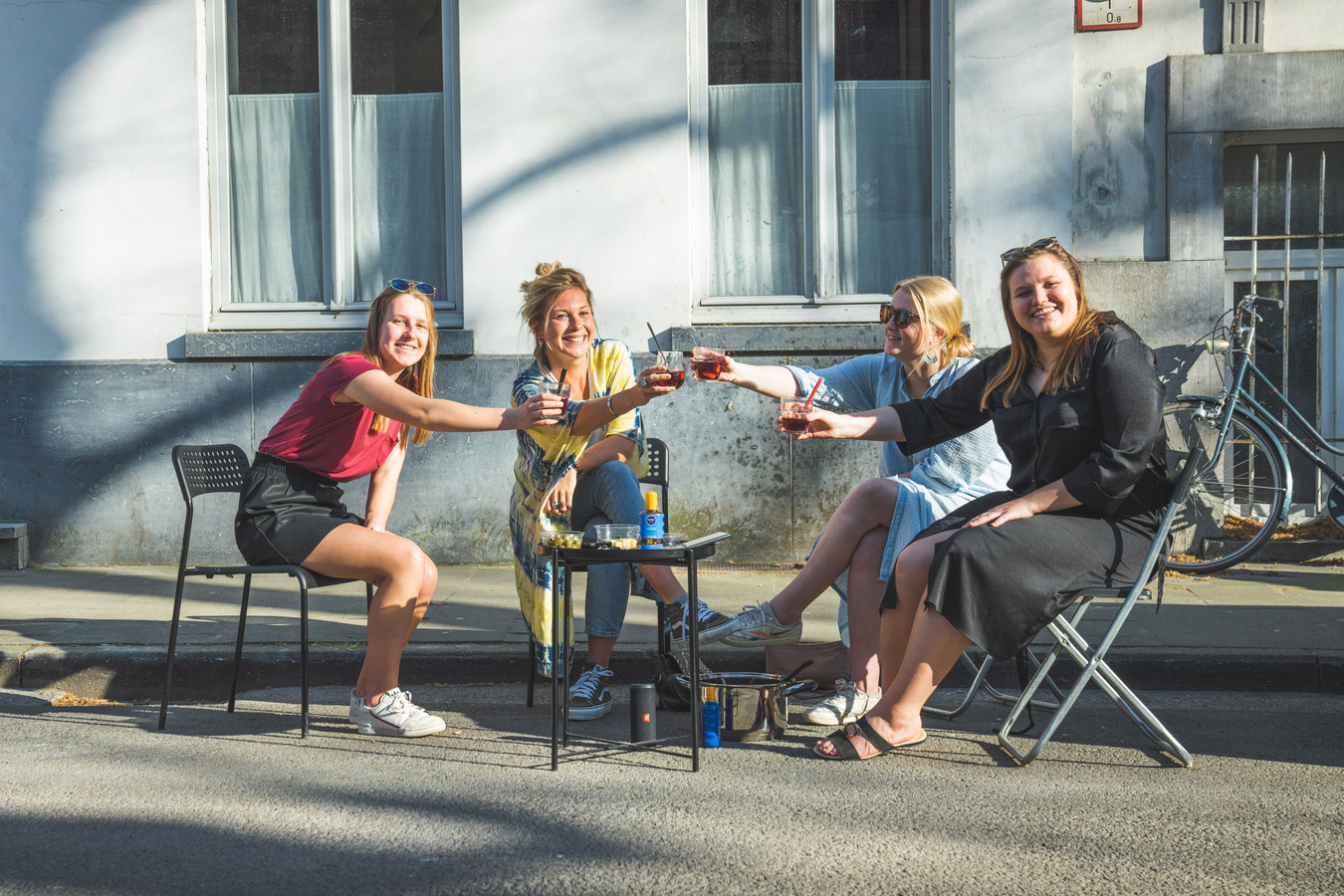 Klinken op het mooie weer: “eindelijk buiten, ook al is het maar met ...