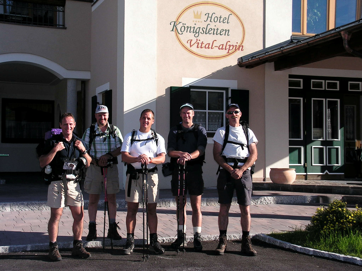 De bergschoenen van André (1964-2009) en Adrie (1963-2002) staan weer ...