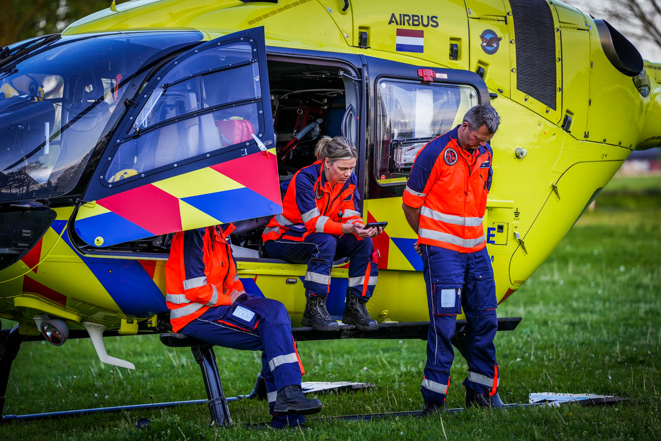 Ernstig ongeluk vlak voor dodenherdenking, slachtoffer afgevoerd met ...