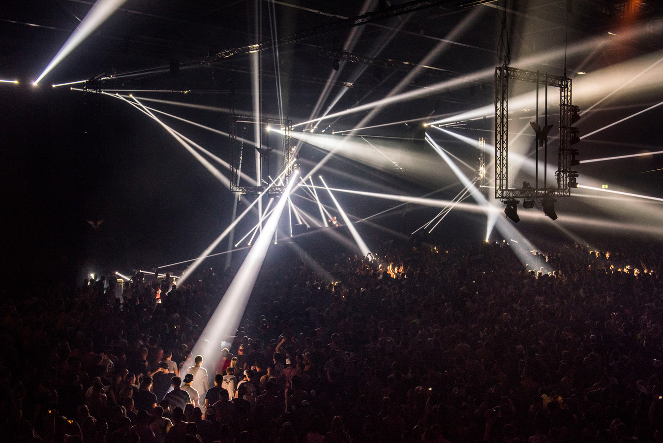 12.000 bezoekers gaan los in evenementenhal Breepark Breda | Foto ...