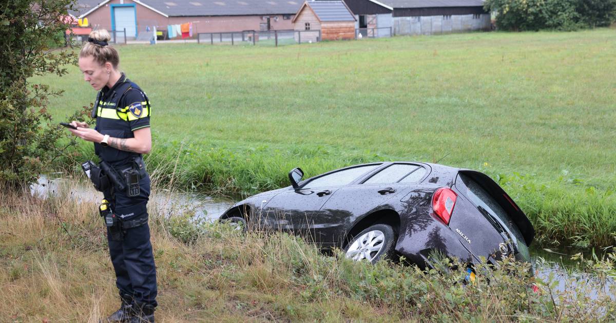 Vrouw raakt met auto van de weg bij Dalfsen en eindigt in de sloot | Dalfsen | destentor.nl