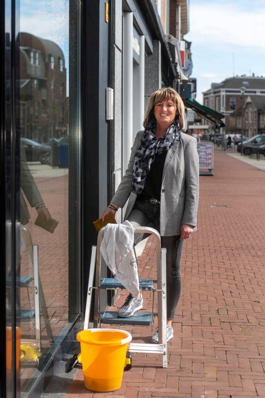 Esther (52) uit Elst zoekt de uitdaging in mode | Overbetuwe ...