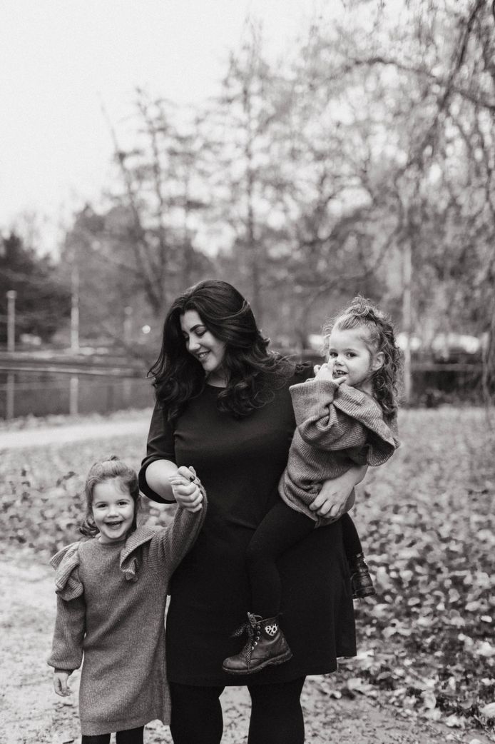 Rowena emigreert met haar twee dochters (3 en 5) naar Spanje ...