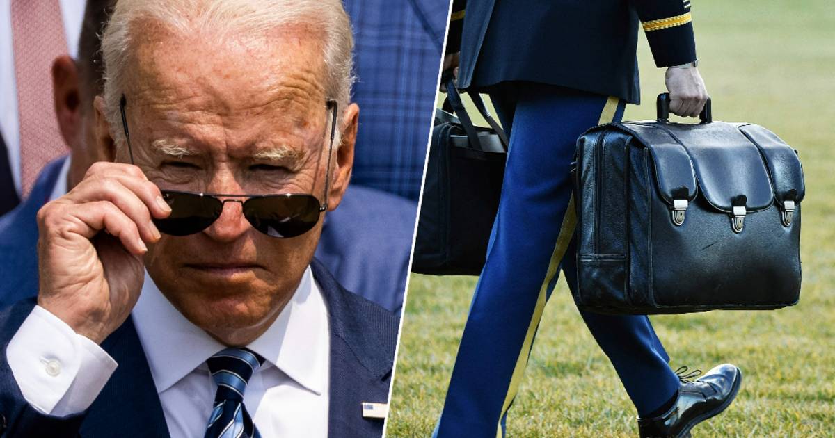 Le “football”: à quoi sert cette étrange mallette que Biden transporte ...