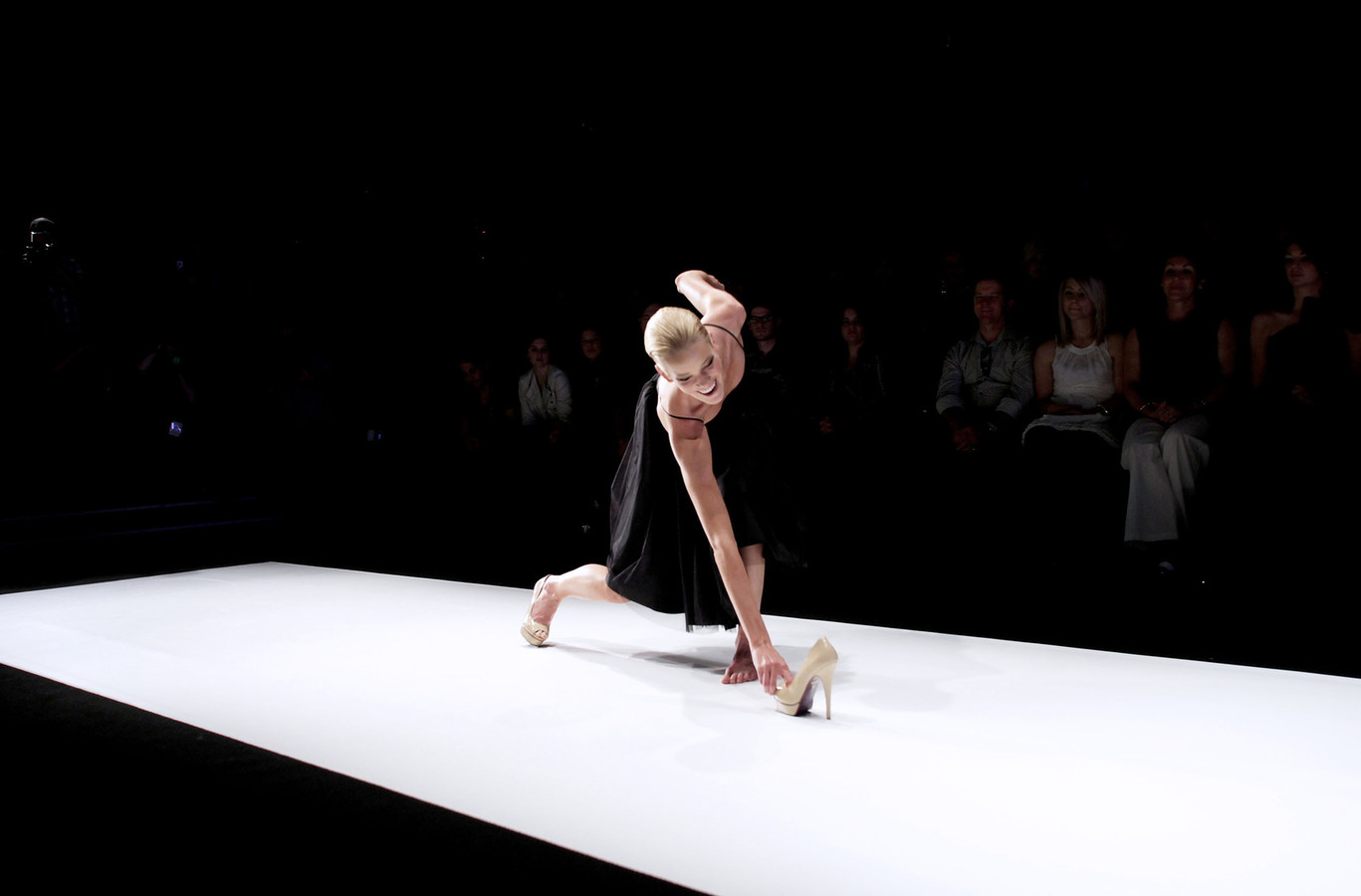 10 catwalk-fails die je ongetwijfeld aan het lachen zullen brengen ...