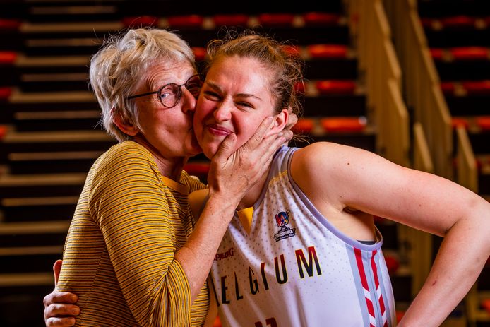 Zo moeder, zo dochter: Emma Meesseman kreeg basket met de paplepel ...