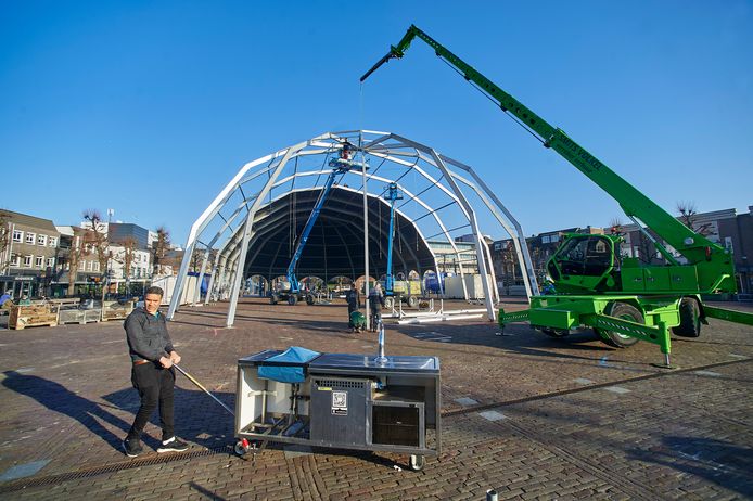 Knoerissen pakken uit met knots van een nieuwe tent op de Markt in Uden ...