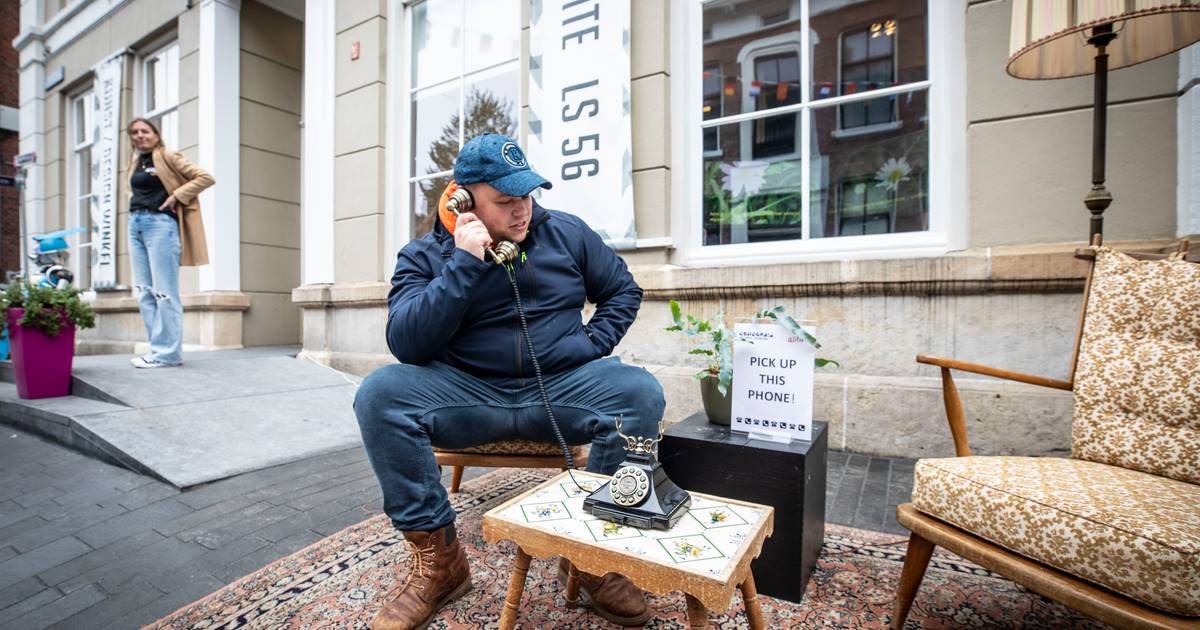 Voorbijgangers in Enschedese binnenstad verrast door een rinkelende ...