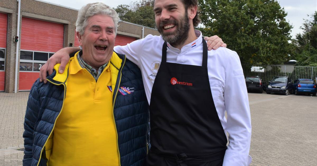 Meester-patissier Hidde de Brabander trakteert vrijwilligers Plusbus op ...