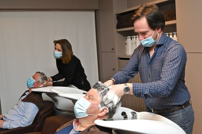 Kapper-burgemeester Francesco Vanderjeugd ontvangt schepen Geert ...