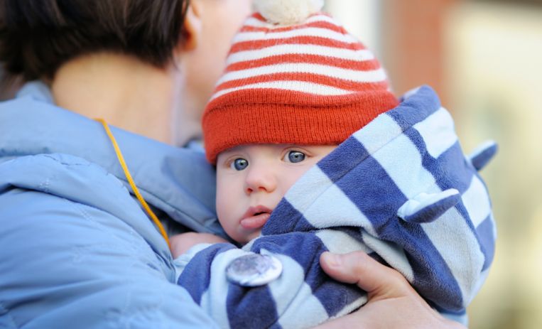 Dronken ouders vergeten baby na feestje buiten op straat | Libelle