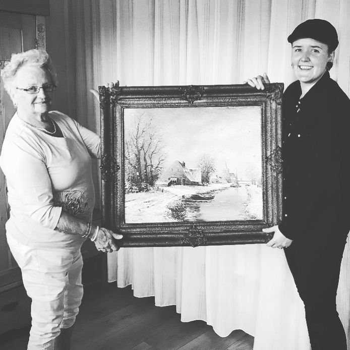 Kleindochter Silke verrast oma met schilderij van oom Henk, gevonden op ...