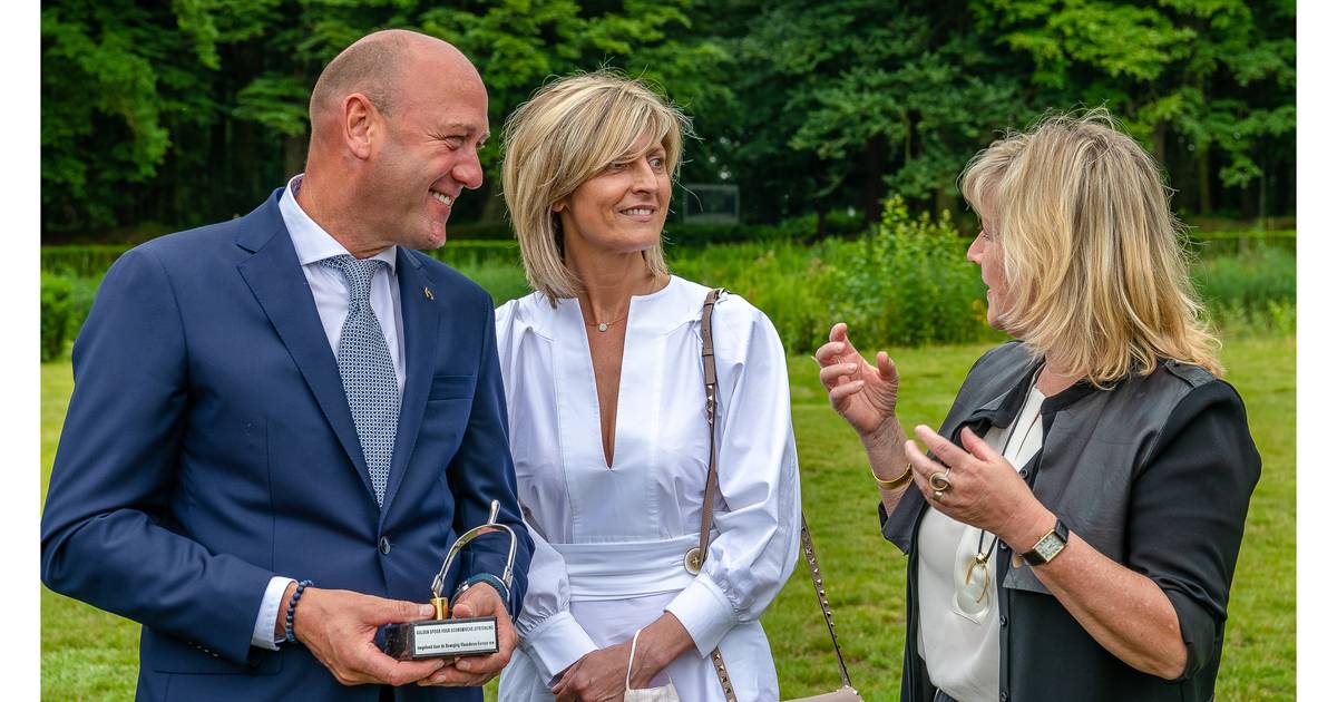 Jo Van Moer en Anne Verstraeten ontvangen Gulden Spoor van Antwerps ...