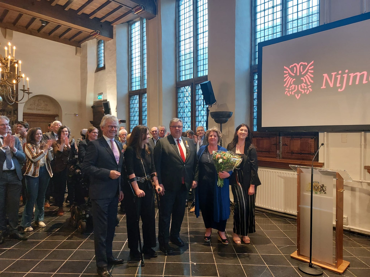 Bruls met smoesje naar speciale verrassing gelokt: lintje wegens ‘vele ...