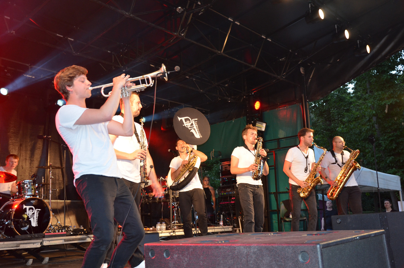 Tweede parkconcert lokt ondanks hitte heel wat volk | Foto | hln.be