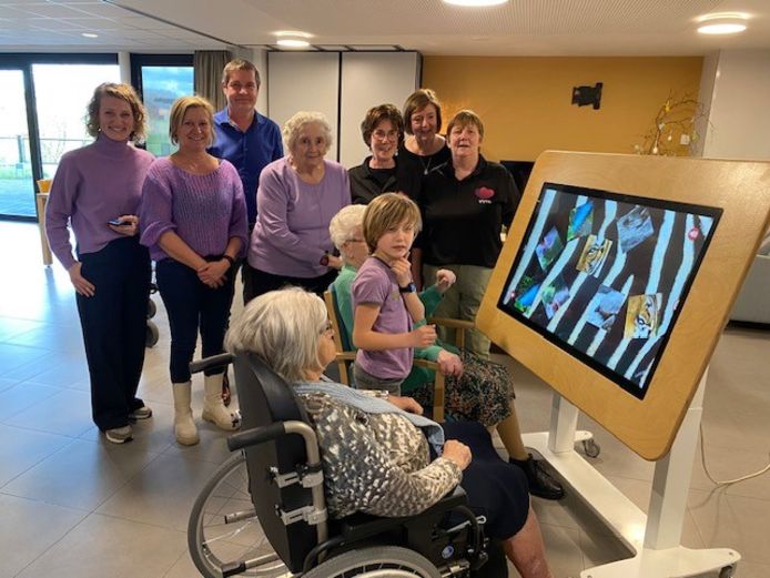 Welzijnsraad schenkt 1.000 euro voor aankoop belevingstafel Vrienden ...