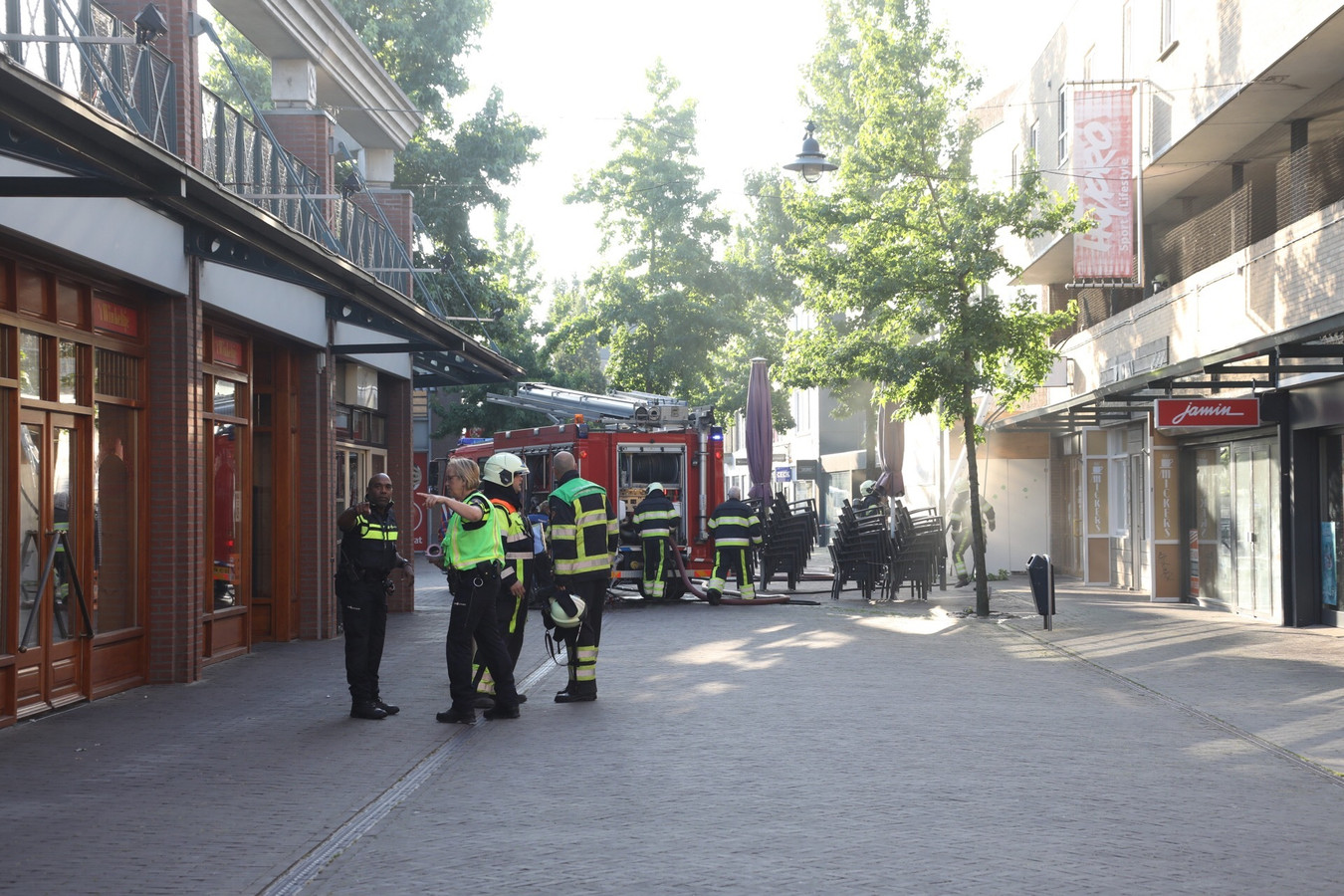 Zeer grote brand in centrum Uden: 'Dakterras brandde als een fakkel ...