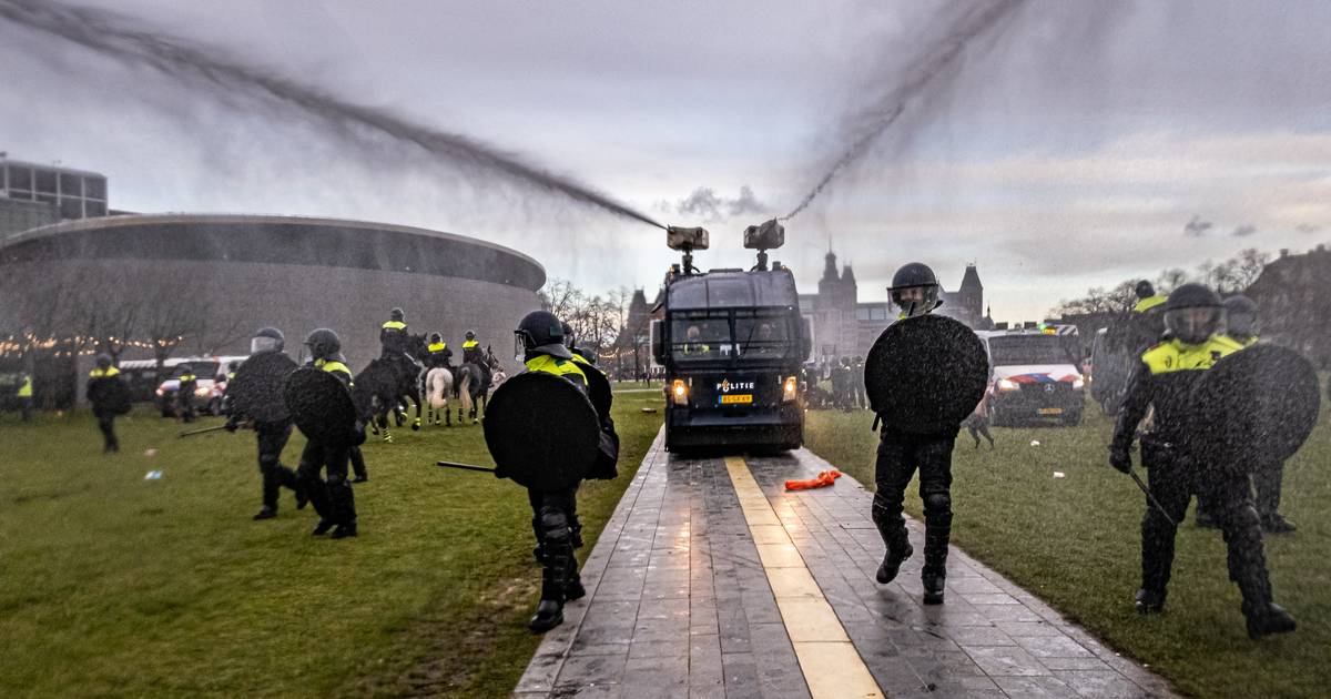 Nijkerker (35) meldt zich bij politie nadat hij op tv te zien is ...