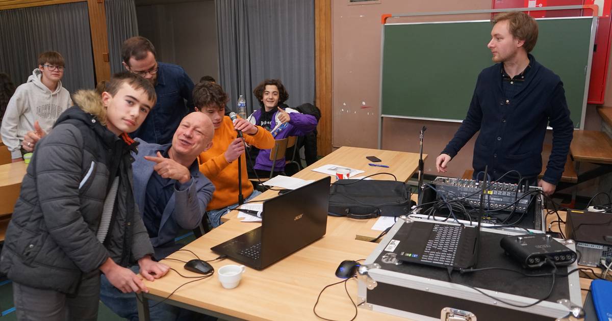 Laatstejaars Sint-Maarten maken samen met leerkrachten radio tijdens ...