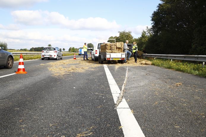Gekantelde aanhanger met strobalen zorgt voor vertraging op A28 bij ... Gekantelde aanhanger met strobalen zorgt voor vertraging op A28 bij ...