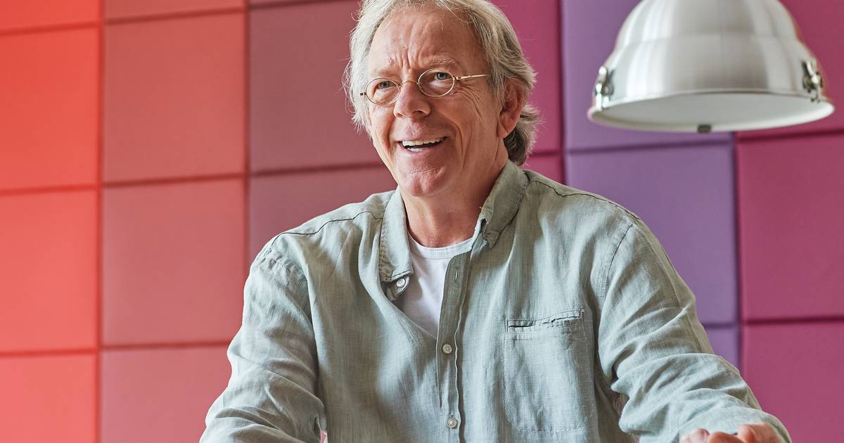 John Blummel, docent die pauzes liefst doorbracht tussen de leerlingen ...