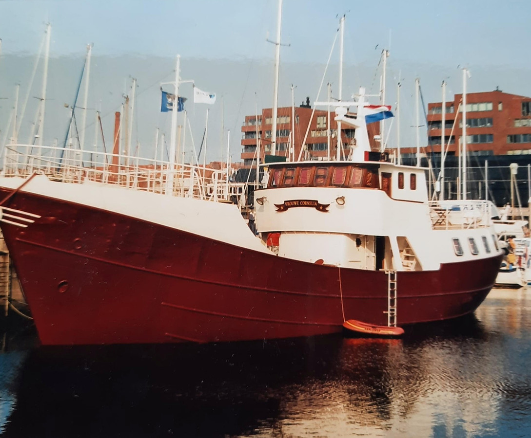 Aalt en Conny bouwden grote visboot om tot huis, maar er daadwerkelijk ...
