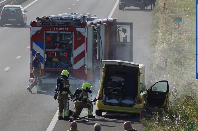 Ambulance vliegt in brand op A59, zuurstofflessen zorgen voor explosiegevaar | Den Bosch, Vught ...