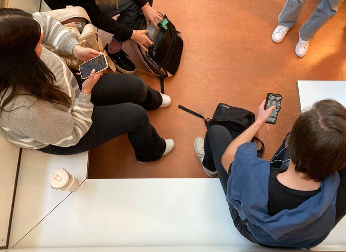 Pauzes zijn gezelliger en er wordt minder gepest: telefoonverbod in de ...